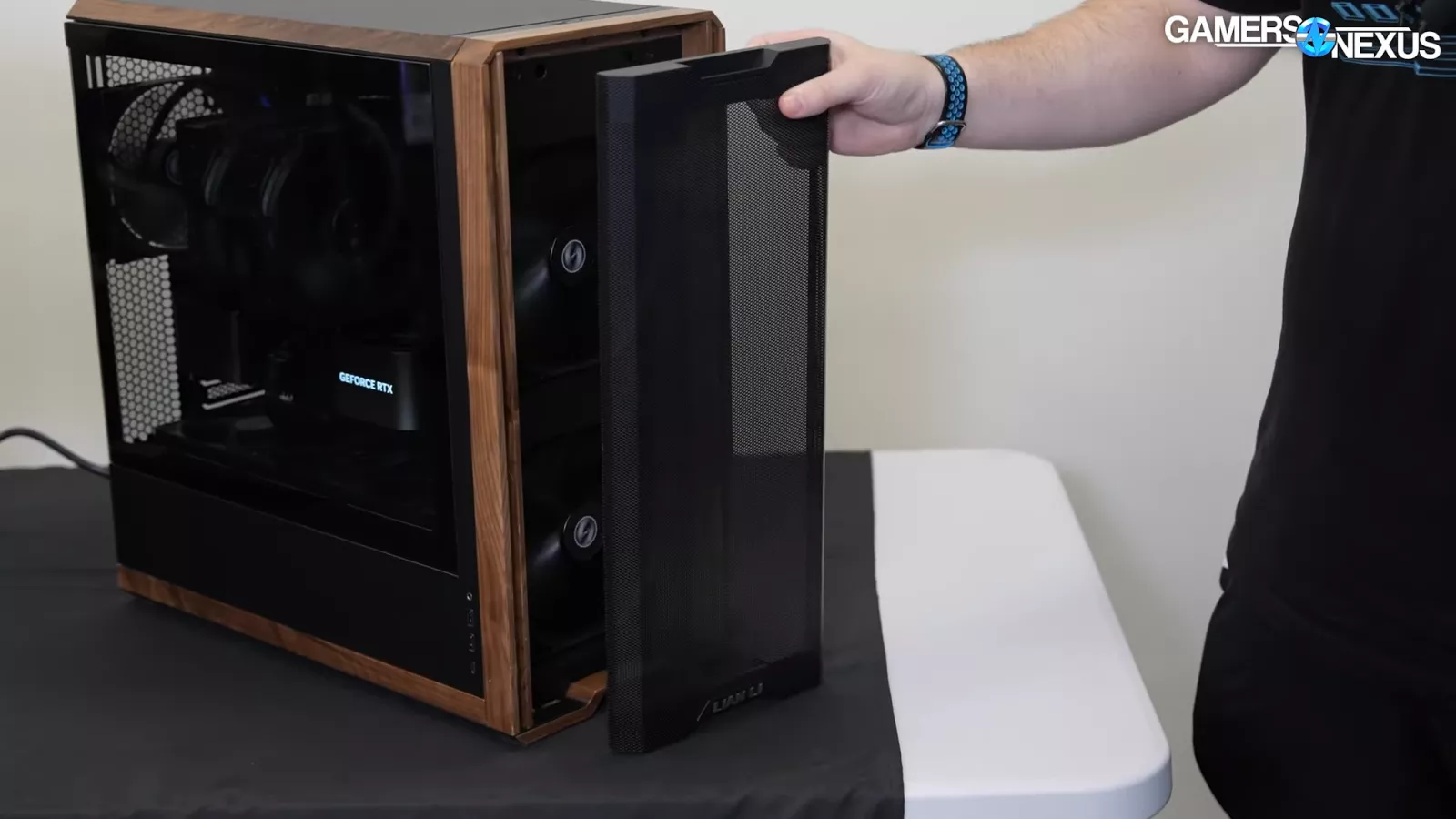 Lian Li's Brilliant Airflow Design: Lancool 207 Budget Case, 217 Wood ...