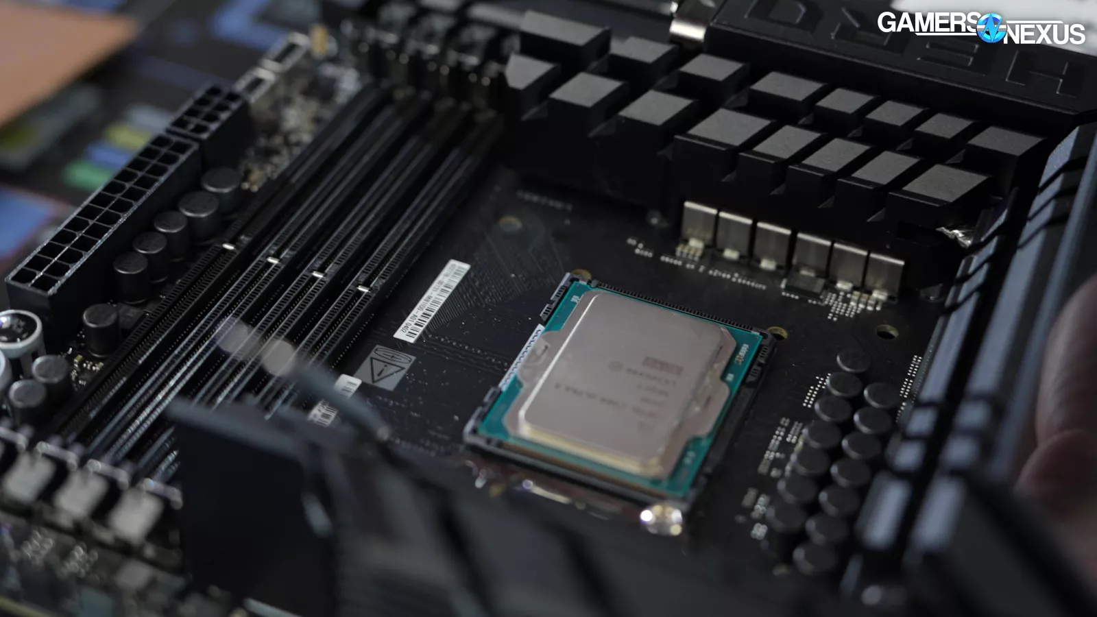 Intel Unbends Its CPUs: 285K RL-ILM vs. Standard ILM Laser, Pressure ...